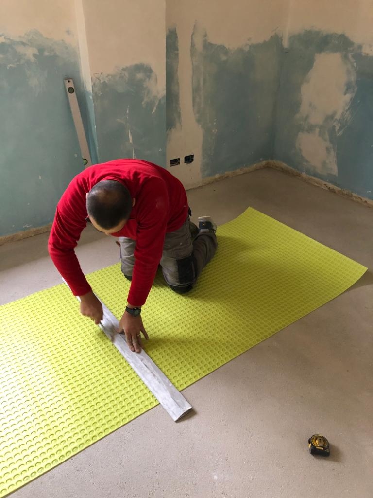 Renovation of a private house with a floor separation layer in a ...